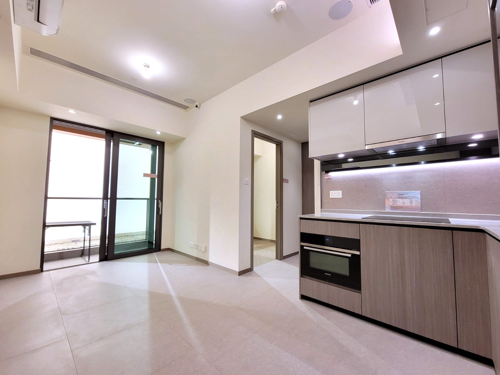 YOHO WEST示範單位｜兩房及三房曝光 特大露台設計 戶戶附格柵架增添實用 | 利嘉閣地產有限公司